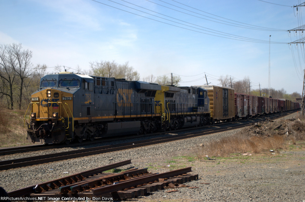 CSX ES44AH 762 leads Q438